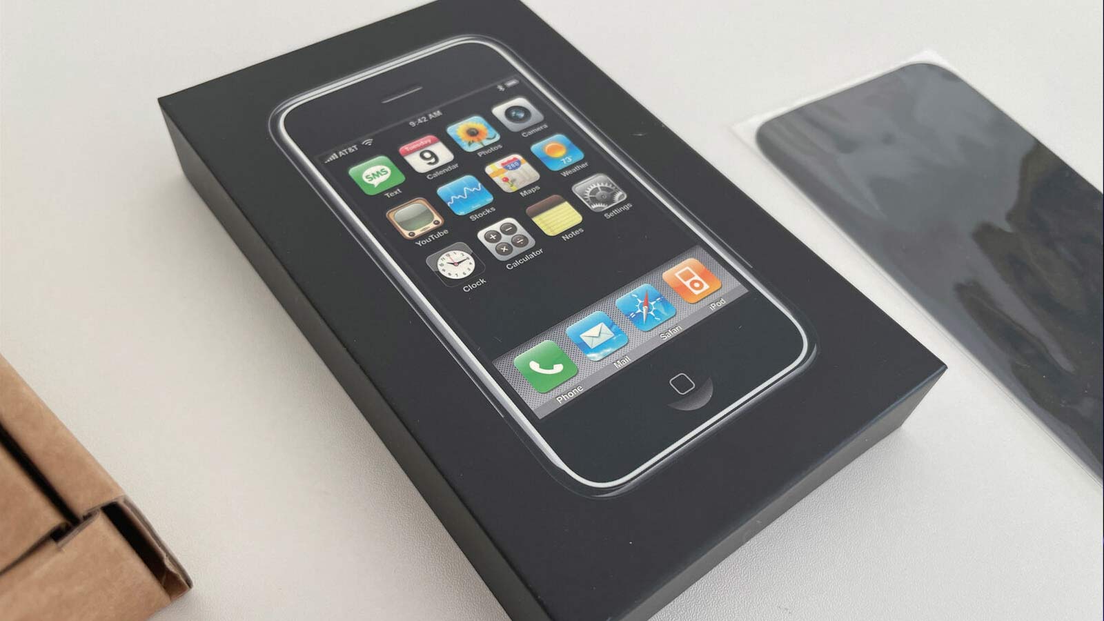 iPhone 2G mới nguyên seal được bán với giá 35.000 USD